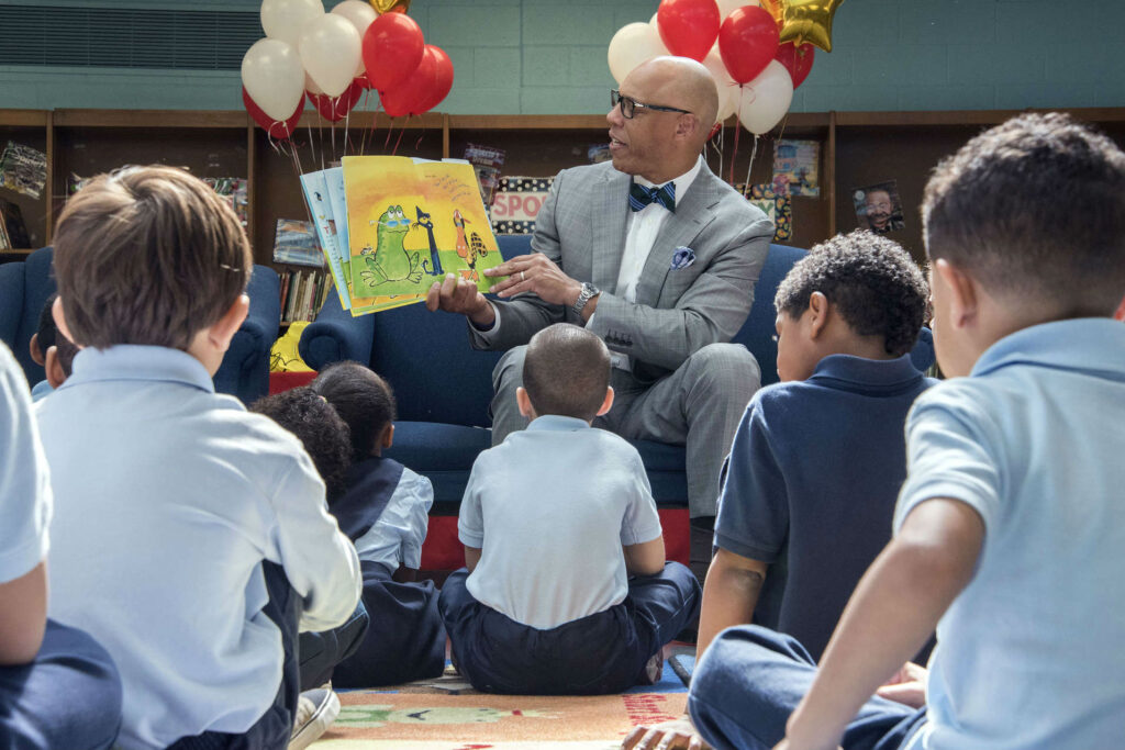 Dr. Hite Reading to Children - The School District of Philadelphia
